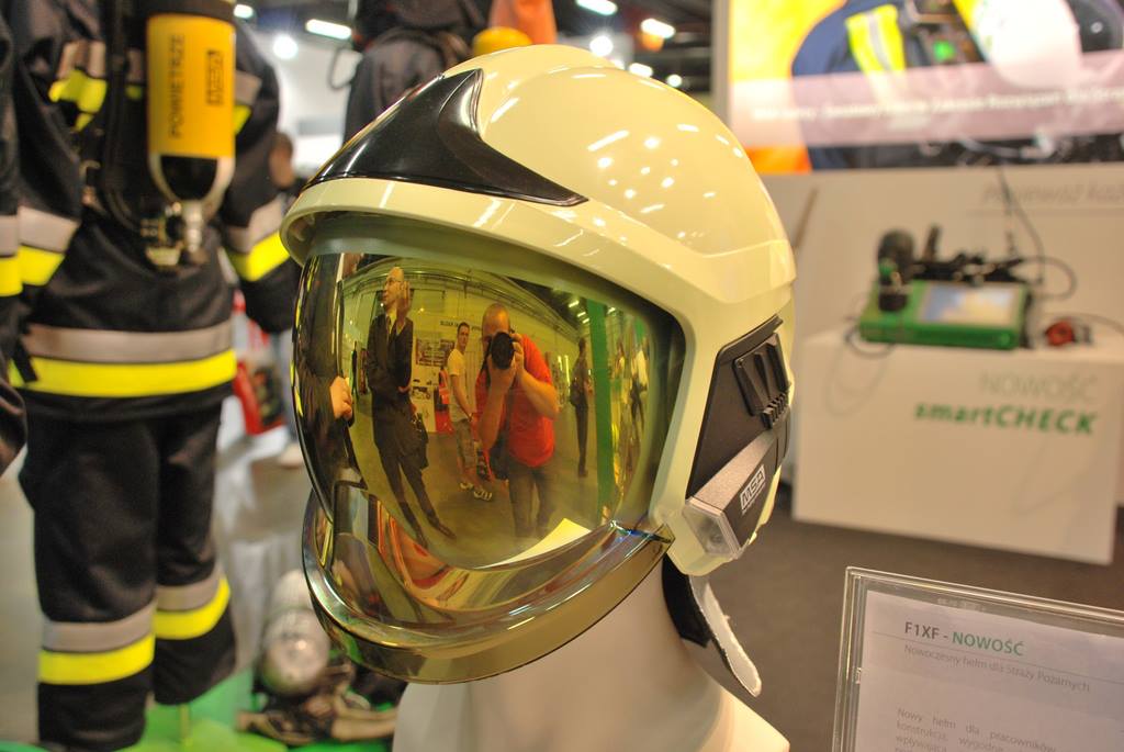 Plus léger, plus résistant, le nouveau casque des pompiers français ...