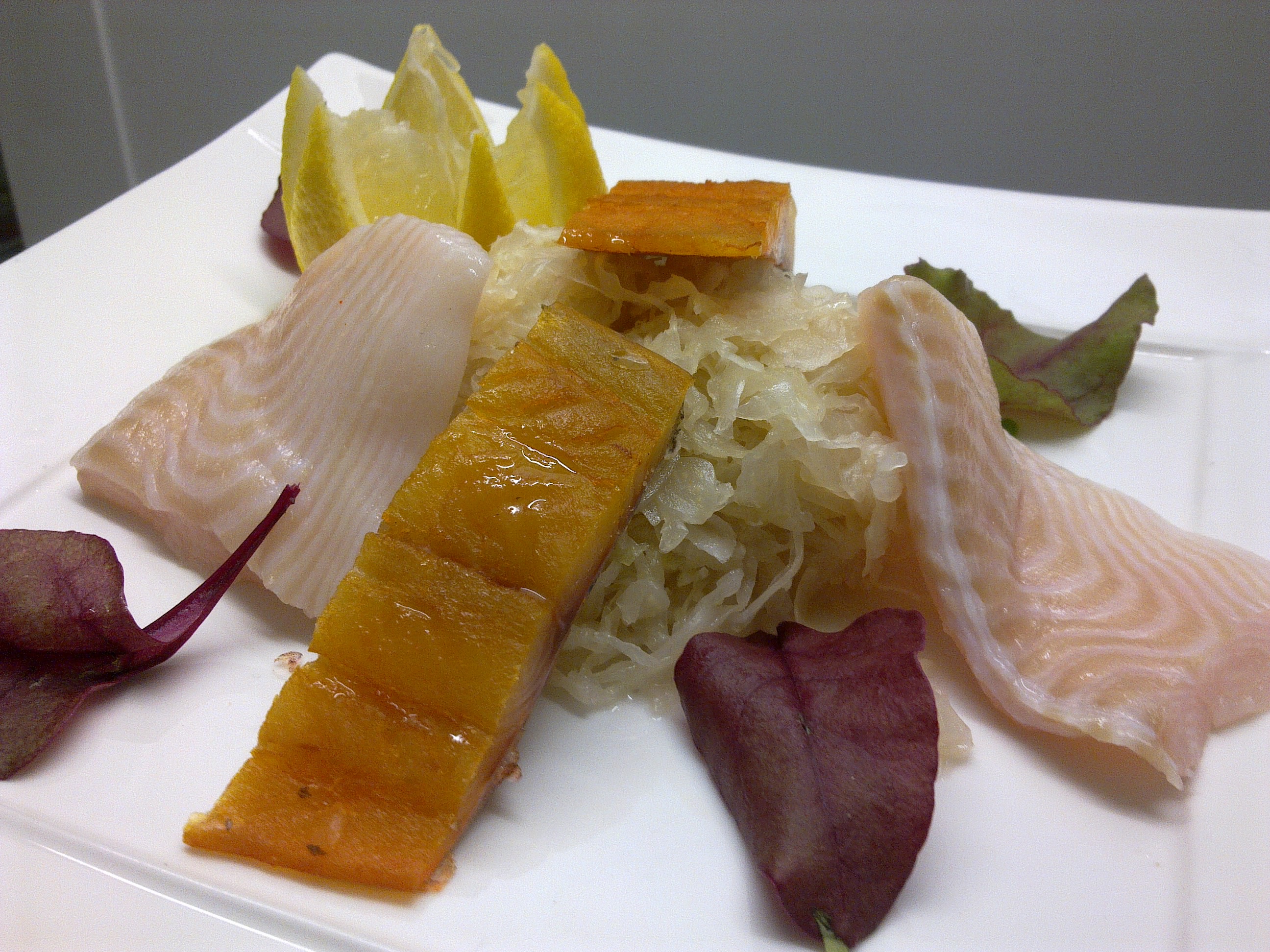 Filets de flétan et de haddock fumé sur lit de choucroute, crème de ...