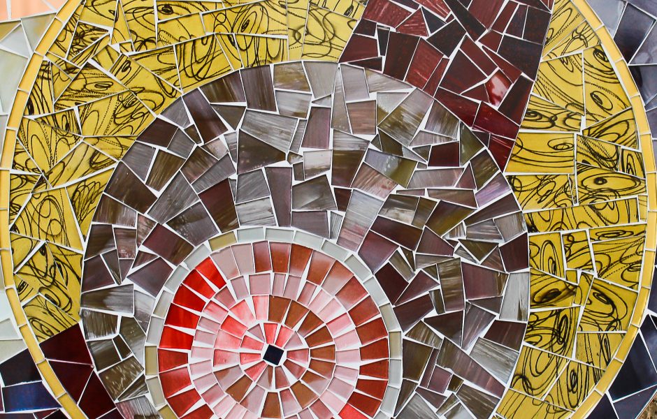 Une mosaïste de verre de Besançon remporte le concours Ateliers d’art ...