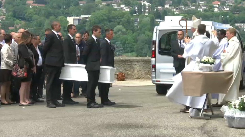 Des larmes et des fleurs blanches aux obsèques de Maëlys en Isère ...