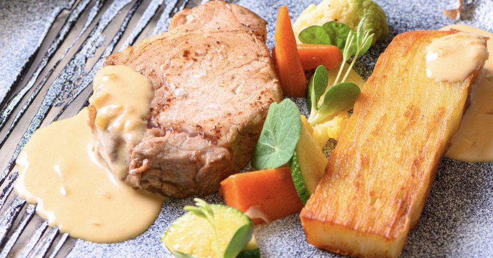 Côte de cochon jurassien sauce à la cardamome et effeuillé de pommes de ...