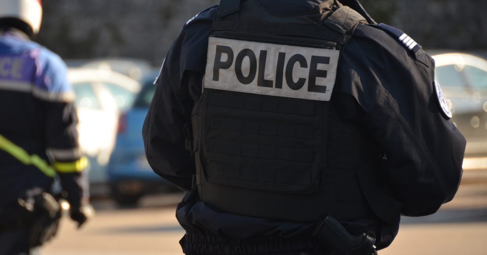 Il résiste et se fait menotter au sol sur le boulevard Allende à ...