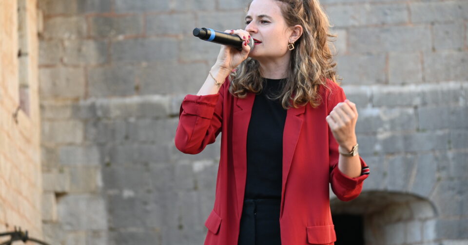 Chloé M. rend hommage à sa sœur avec un nouveau slam, “Petite Sœur ...