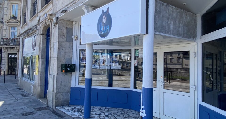 Au nom du bar #5 : l’histoire derrière l’Okapi Bar… • macommune.info