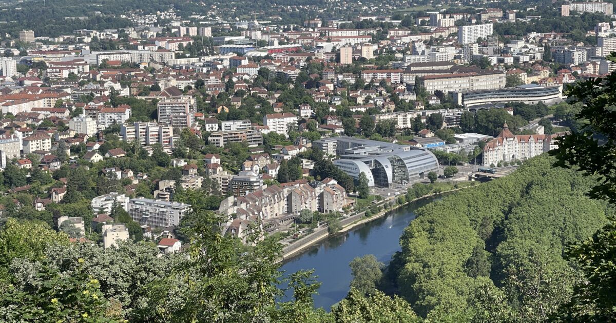 Les touristes pourraient bientôt payer plus cher leur séjour dans le ...